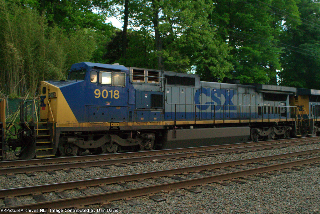 CSX C40-9W 9018 trails on Q034-18